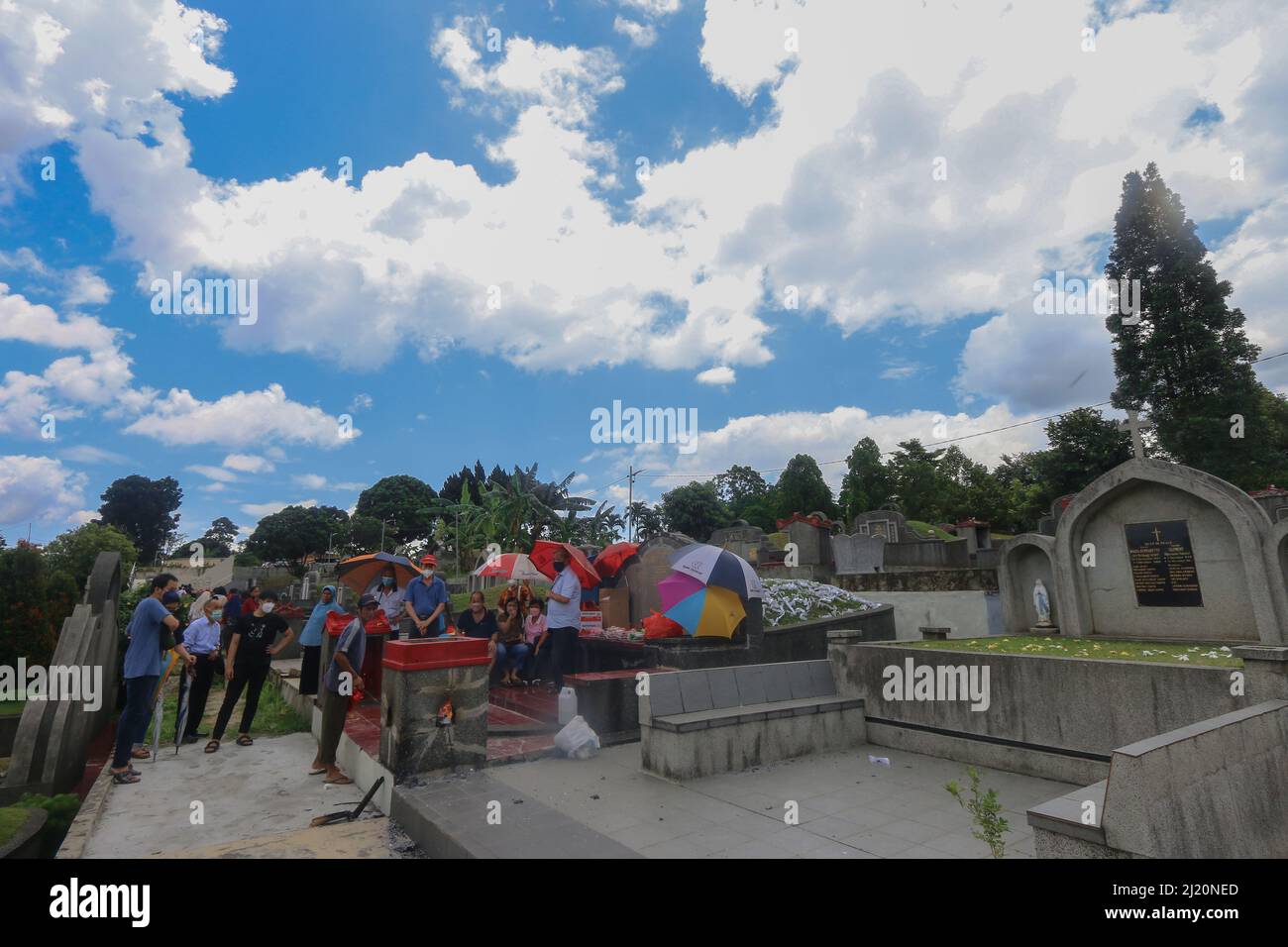 Welcoming the celebration of Cheng Beng, Chinese Indonesians make a ...