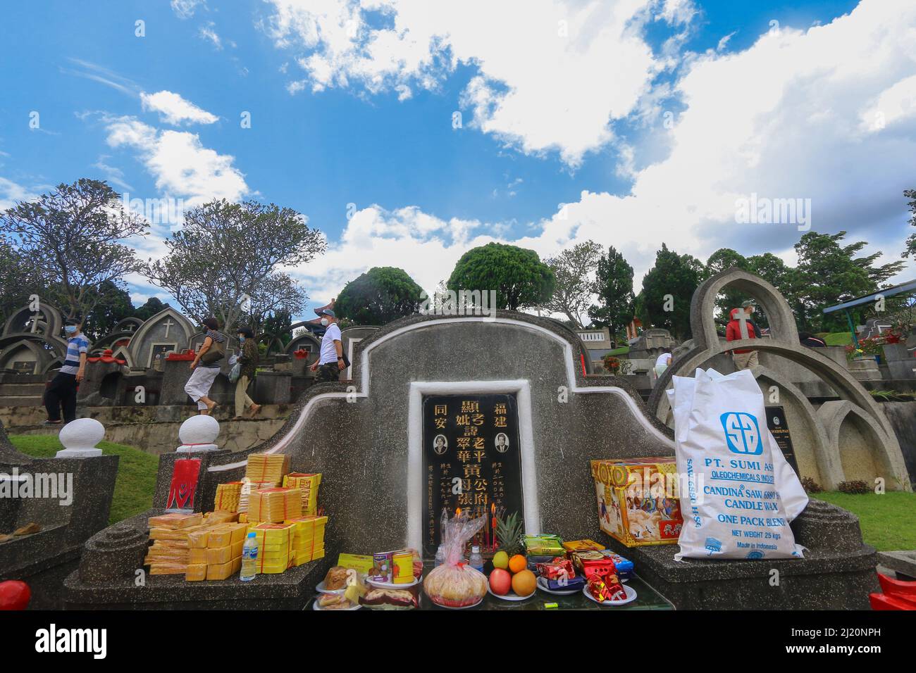 Welcoming the celebration of Cheng Beng, Chinese Indonesians make a ...