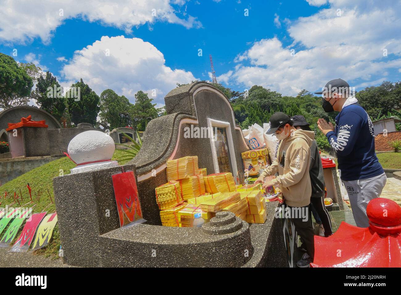 Welcoming the celebration of Cheng Beng, Chinese Indonesians make a ...