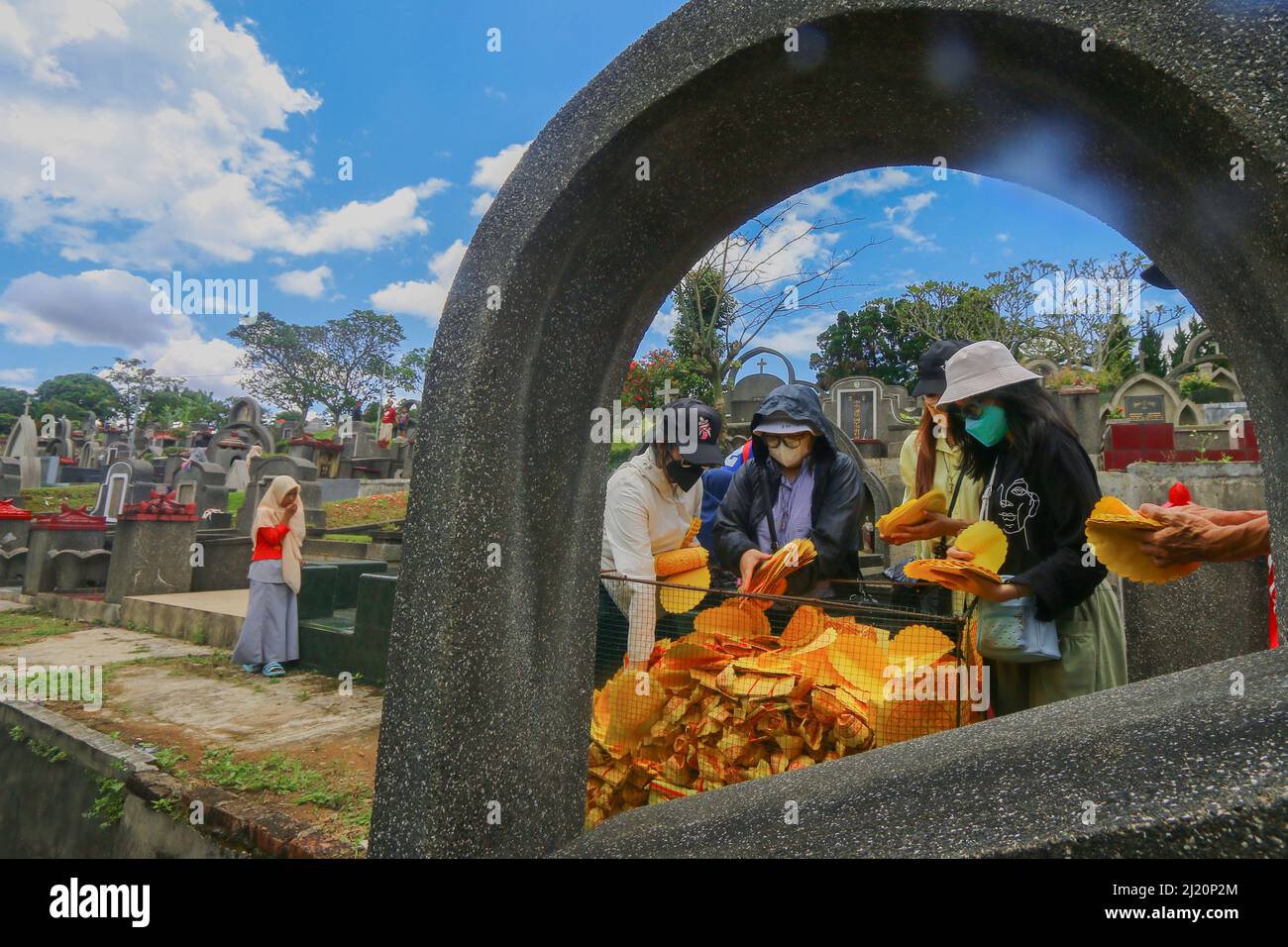 Welcoming the celebration of Cheng Beng, Chinese Indonesians make a ...