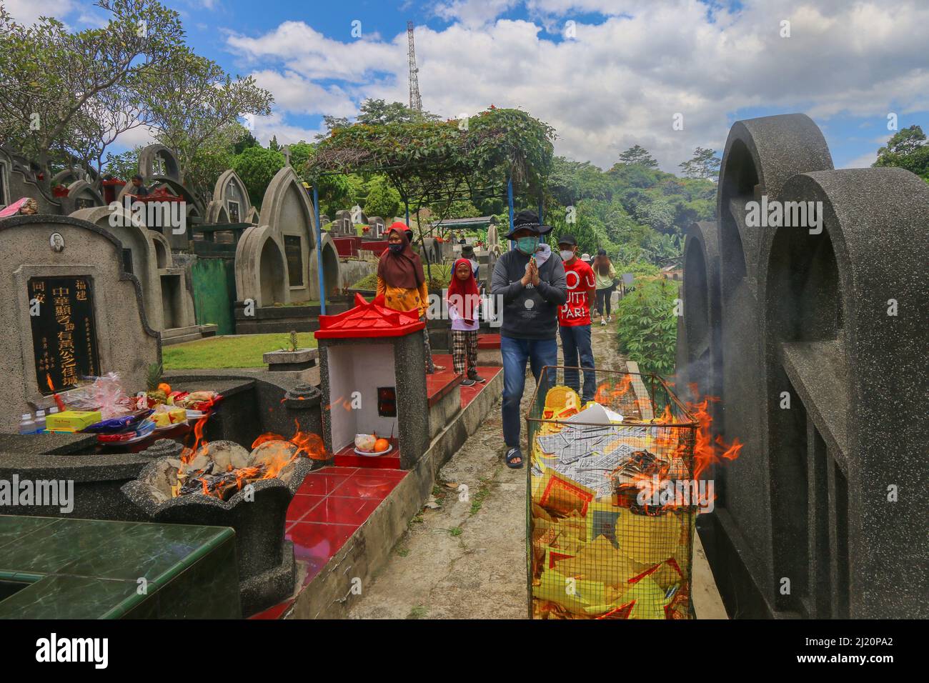 Welcoming the celebration of Cheng Beng, Chinese Indonesians make a ...