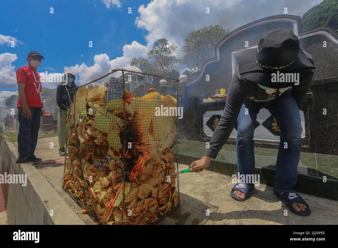 Welcoming the celebration of Cheng Beng, Chinese Indonesians make a ...