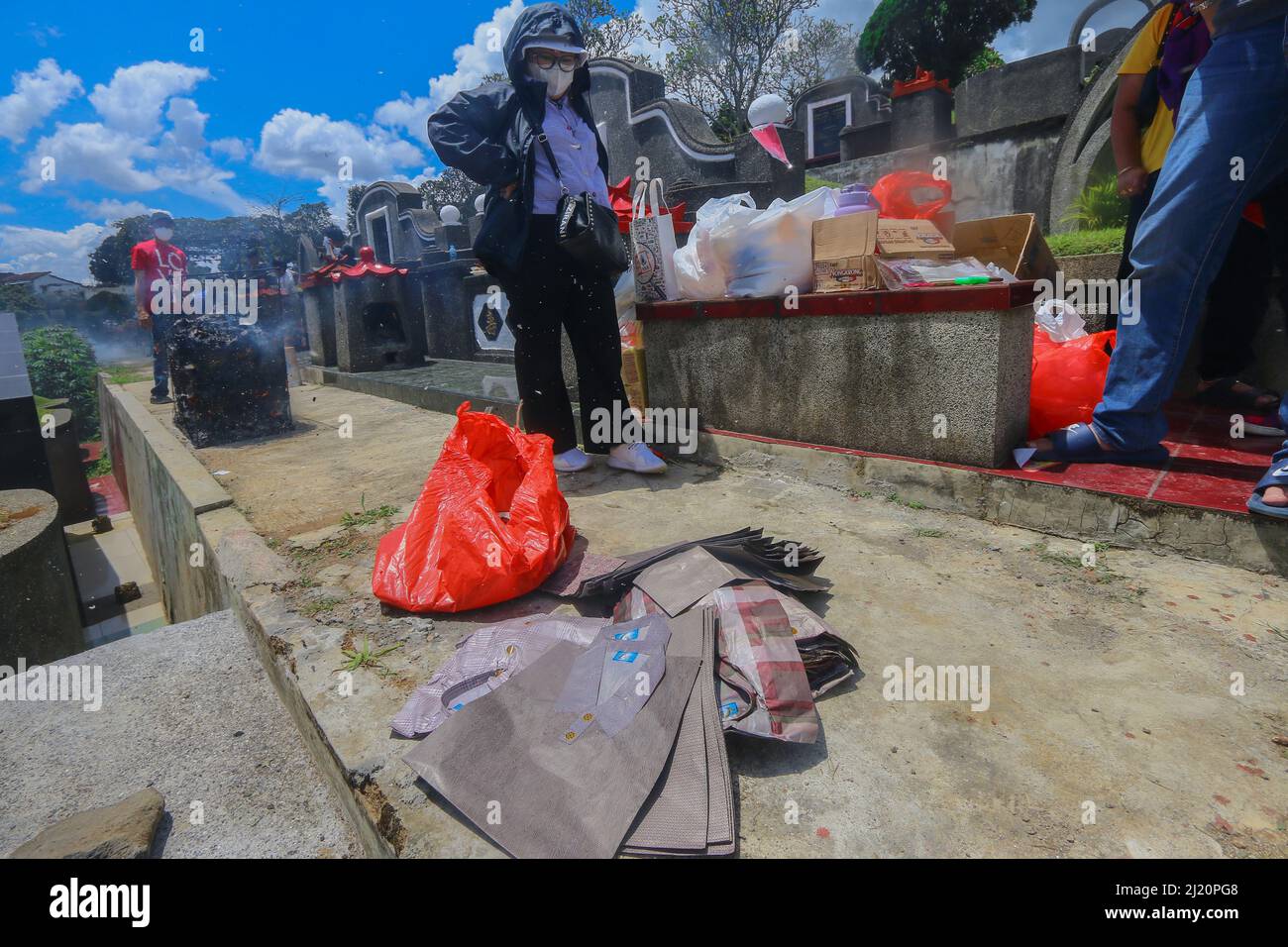 Welcoming the celebration of Cheng Beng, Chinese Indonesians make a ...