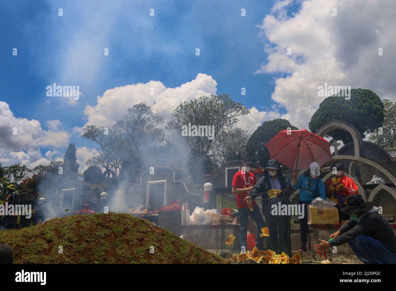 Welcoming the celebration of Cheng Beng, Chinese Indonesians make a ...