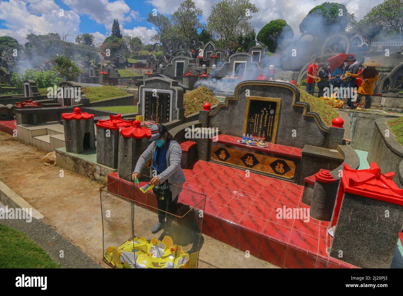 Welcoming the celebration of Cheng Beng, Chinese Indonesians make a ...