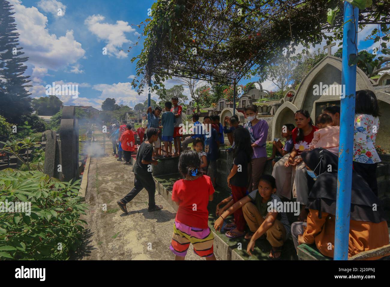 Welcoming the celebration of Cheng Beng, Chinese Indonesians make a ...