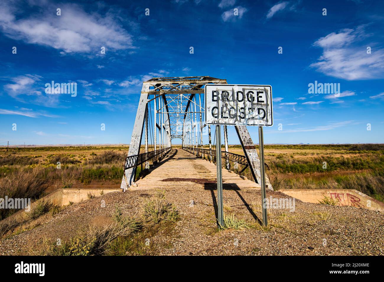 Abandoned old bridge in the desert Stock Photo - Alamy