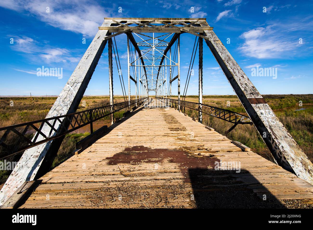 Abandoned old bridge in the desert Stock Photo - Alamy