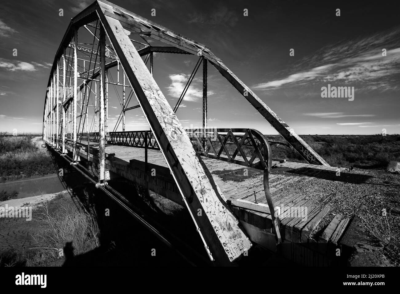 Abandoned old bridge in the desert Stock Photo - Alamy