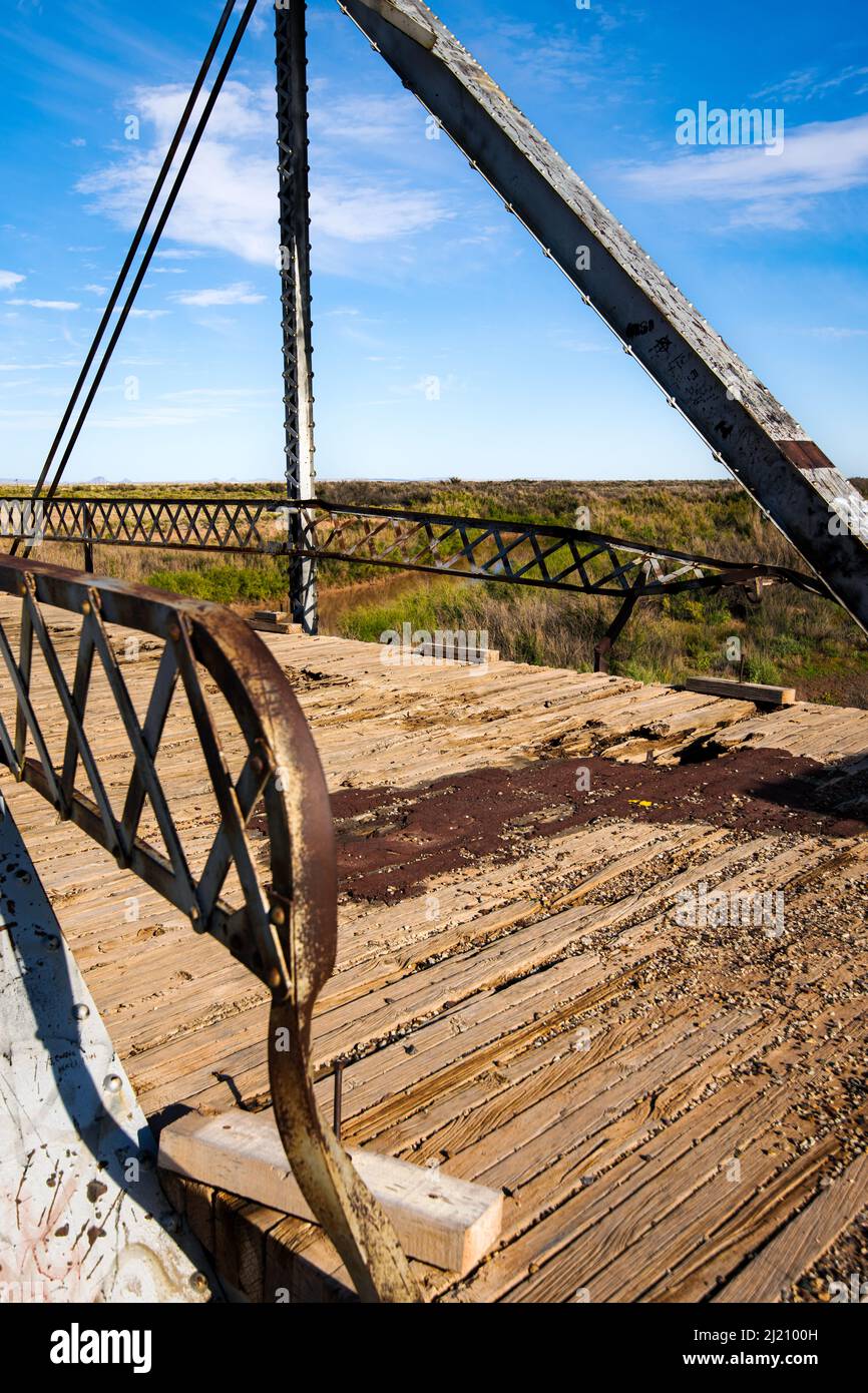 Abandoned old bridge in the desert Stock Photo - Alamy