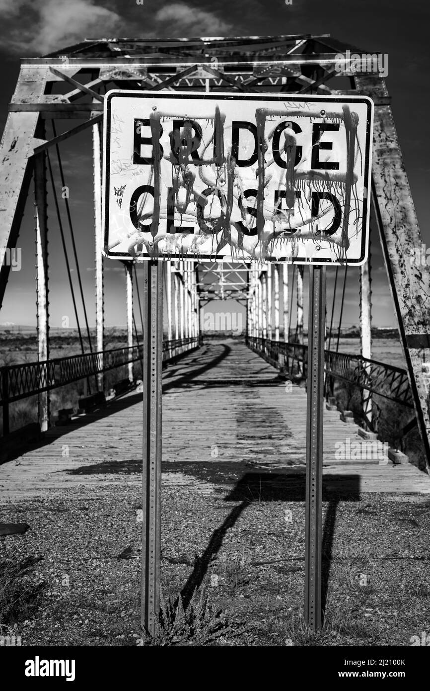 Abandoned old bridge in the desert Stock Photo - Alamy