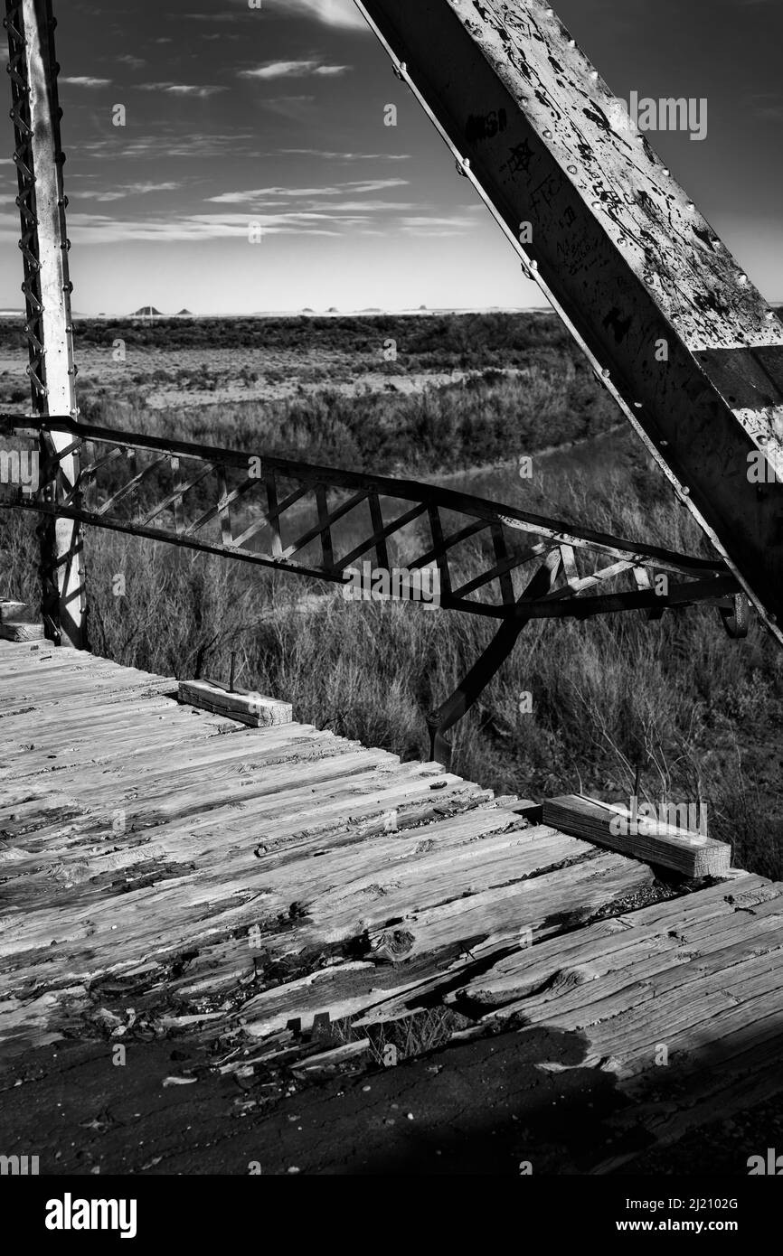 Abandoned old bridge in the desert Stock Photo - Alamy