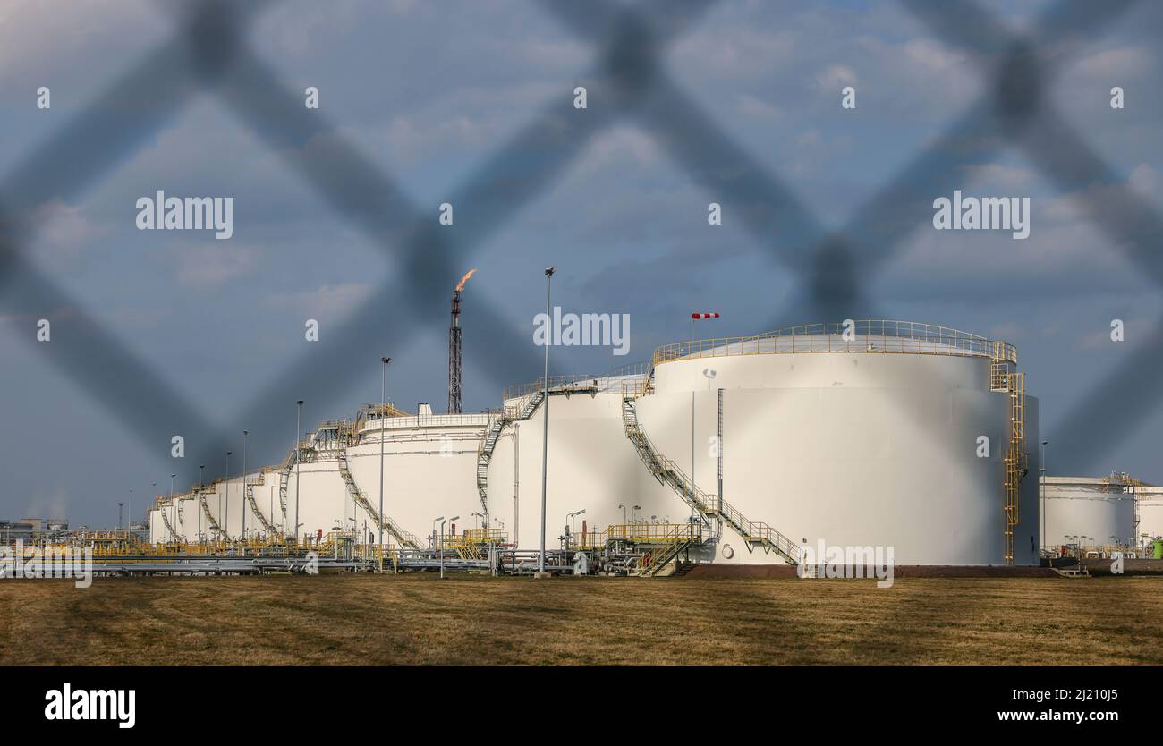 Leuna, Germany. 28th Mar, 2022. Behind a tank farm, the so-called flare ...