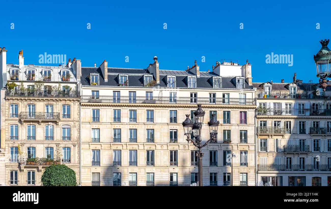 Paris, typical building, parisian facade rue de Rivoli Stock Photo - Alamy