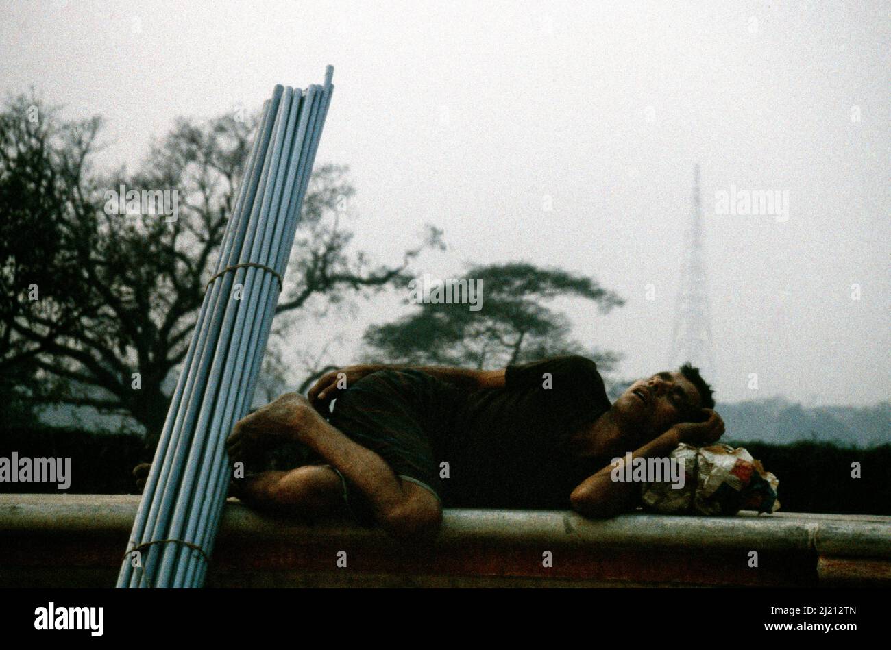 Homeless in calcutta hi-res stock photography and images - Alamy