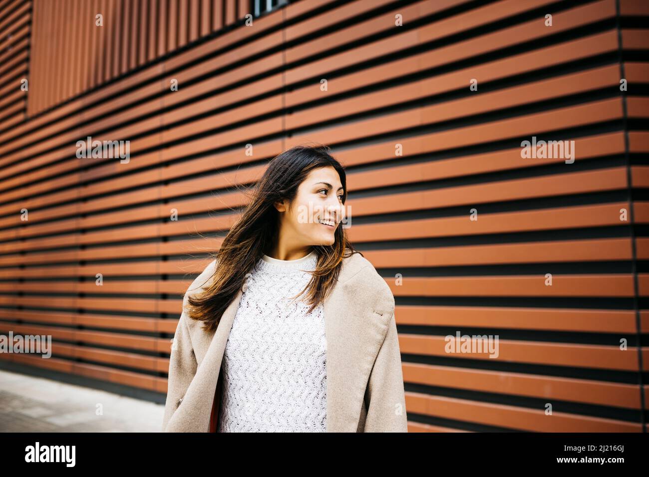 Smiling young woman on city street hi-res stock photography and images ...