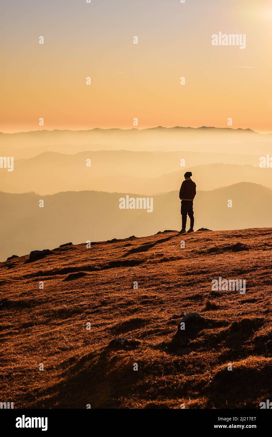 Boy watching sunset hi-res stock photography and images - Alamy