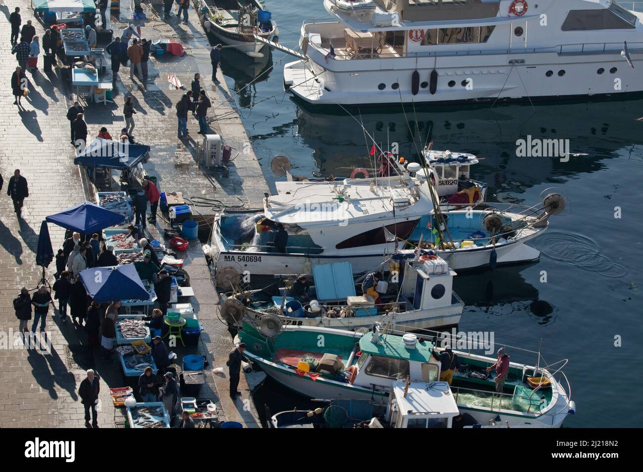 Marseille : Fish market on Vieux Port Stock Photo - Alamy