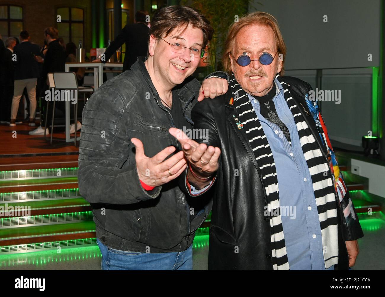 Berlin, Germany. 28th Mar, 2022. Singer Frank Zander (r) and his son ...