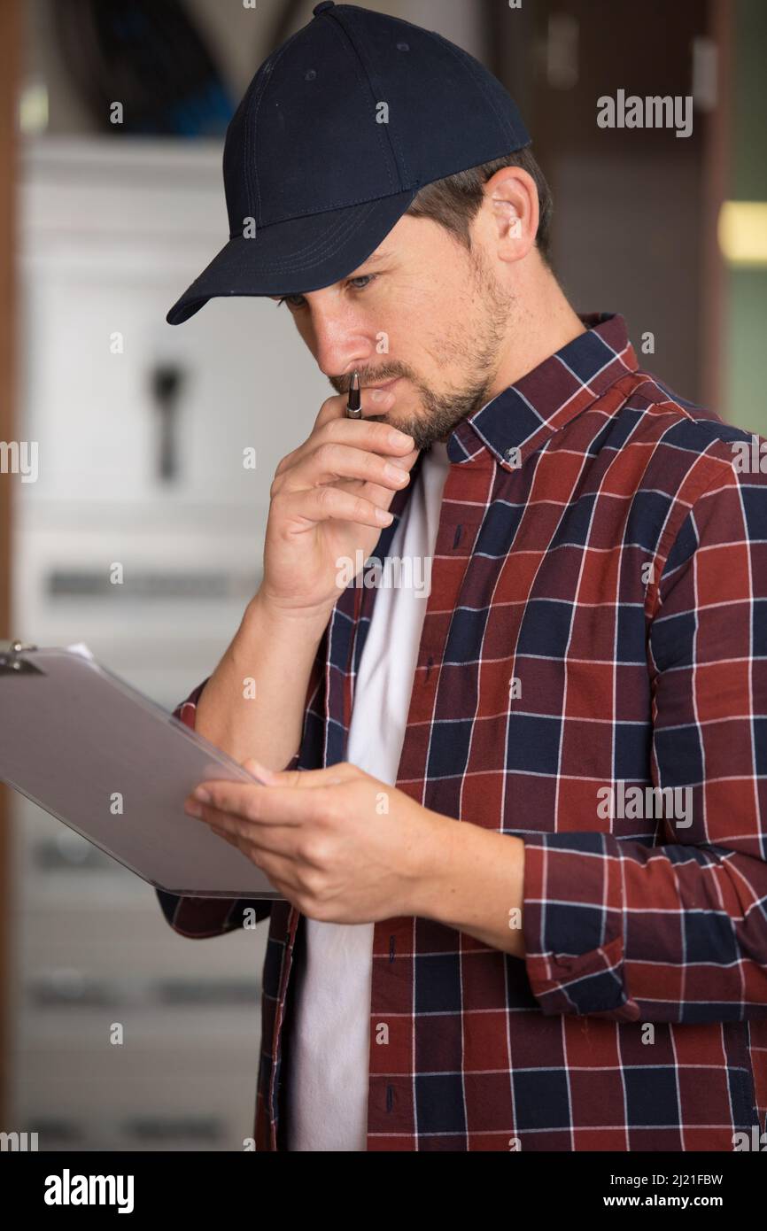 Checklist analyze hi-res stock photography and images - Alamy