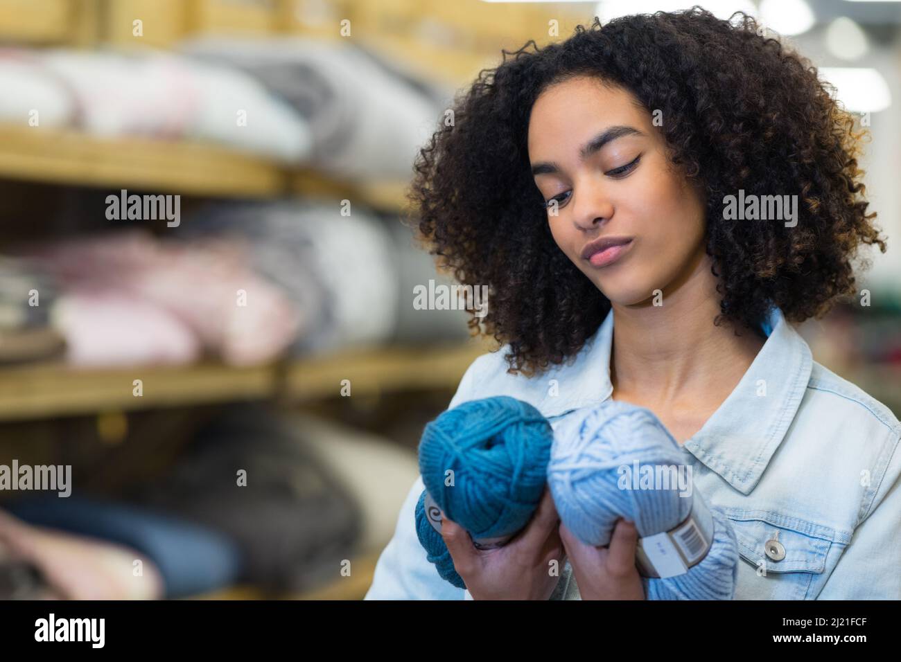 Hands holding colorful string hi-res stock photography and images - Alamy