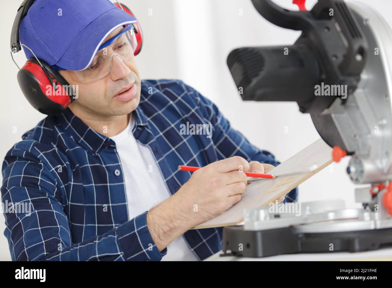 man using a circular saw Stock Photo - Alamy