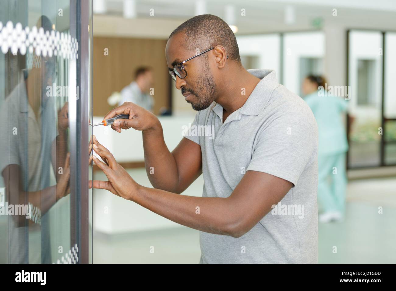 technician repair vending machine at the hospital Stock Photo - Alamy