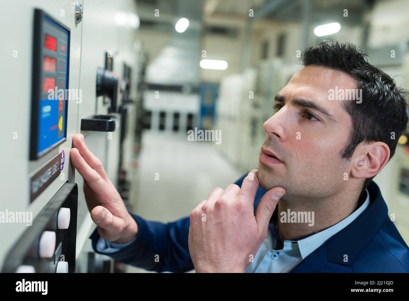 man choosing drink from vending machine Stock Photo - Alamy