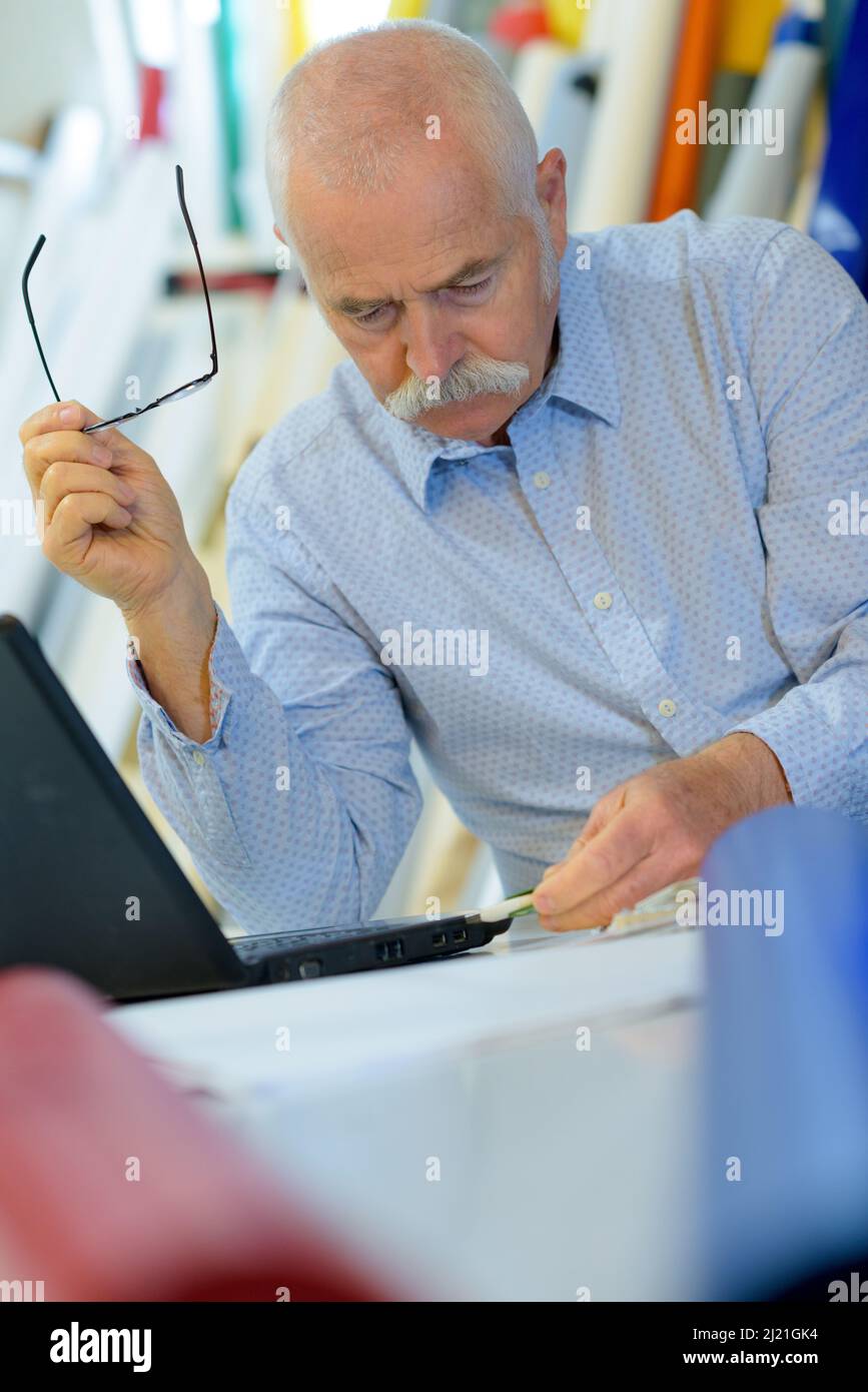 Elderly man workshop smile hi-res stock photography and images - Alamy