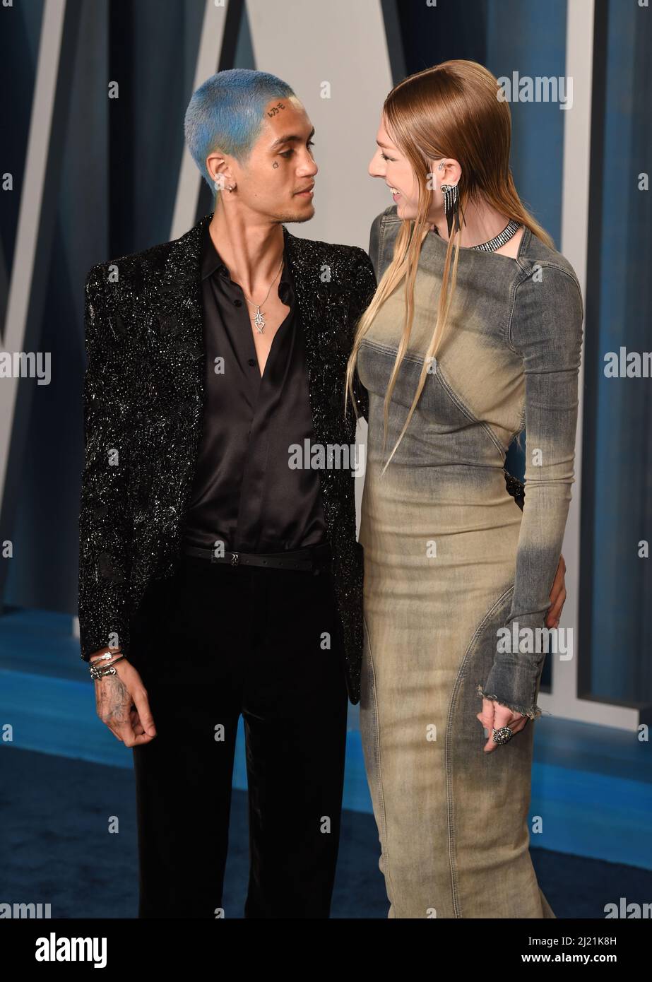Hunter schafer and dominic fike hi-res stock photography and images - Alamy