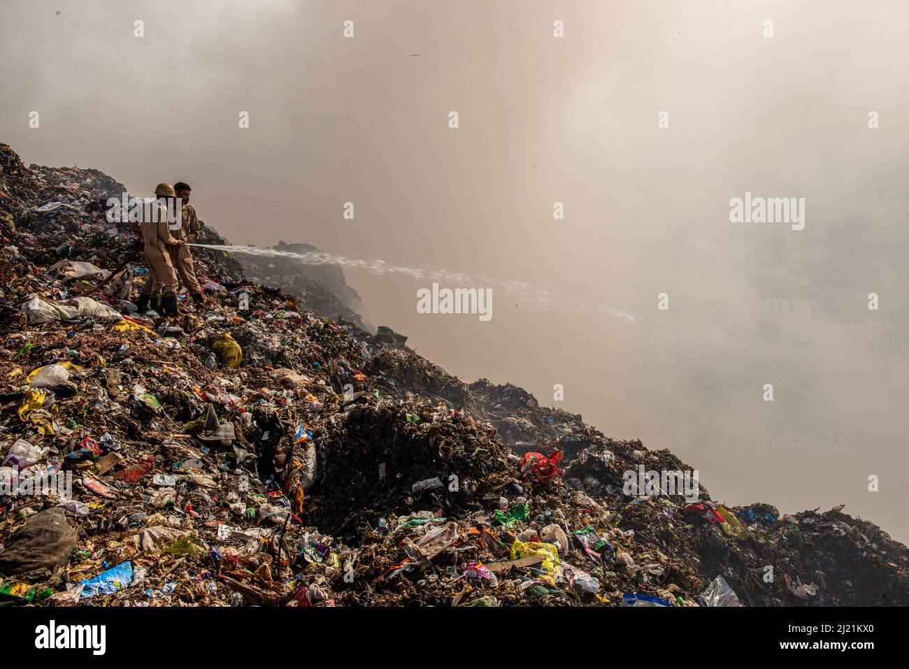 New Delhi, India. 29th Mar, 2022. Delhi Firefighters trying to control ...