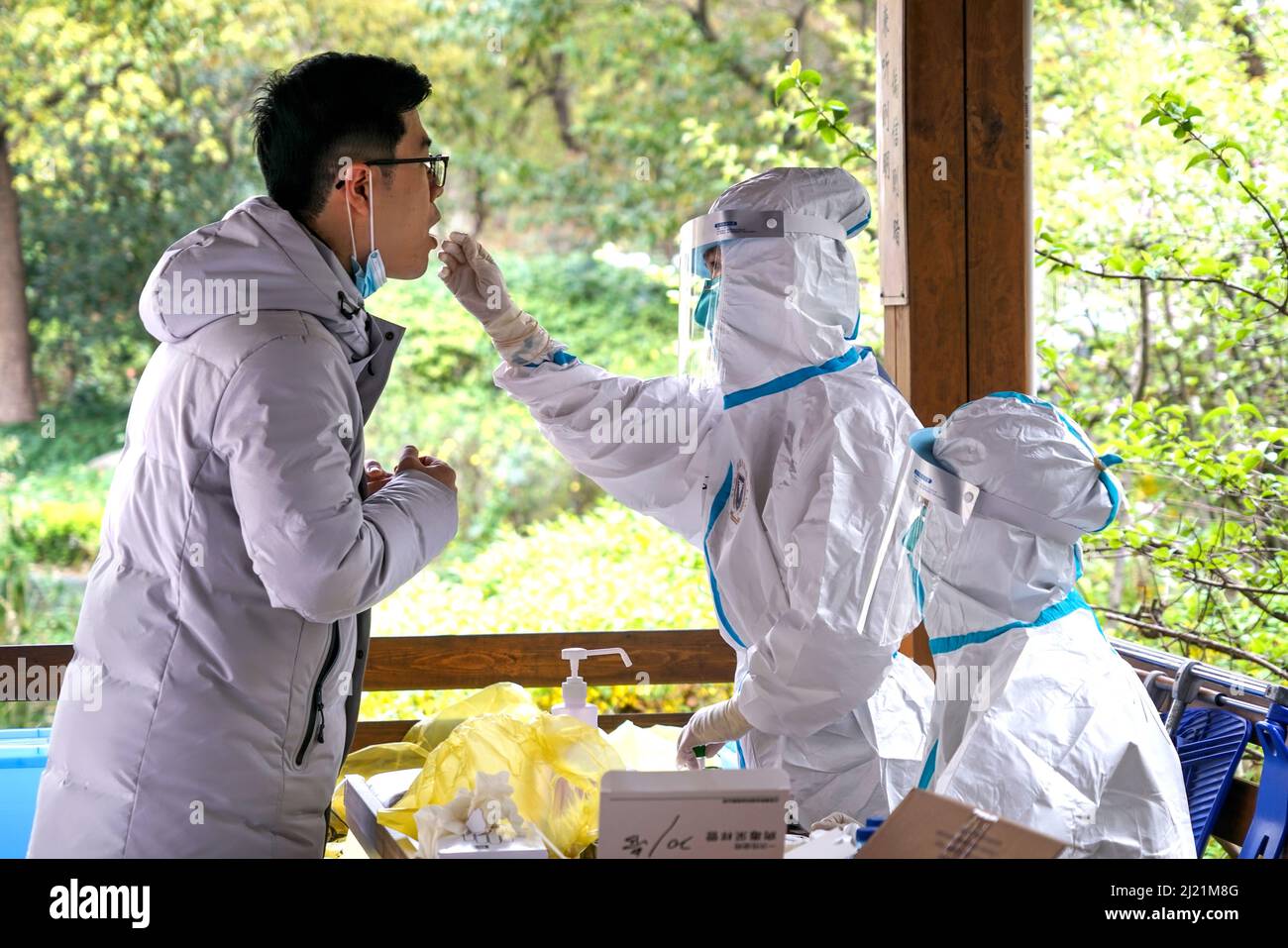 Shanghai. 28th Mar, 2022. A medical worker from the neighbouring ...