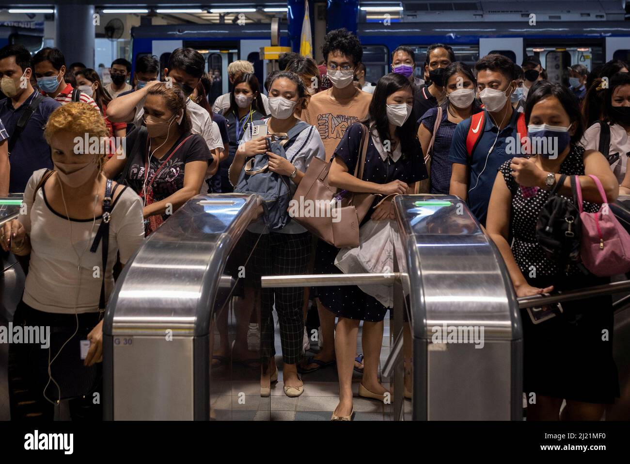 Philippine mrt passengers hi-res stock photography and images - Alamy