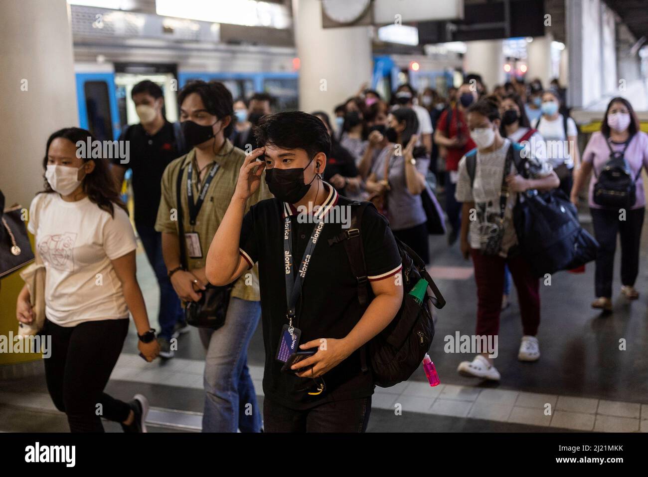 Philippine mrt passengers hi-res stock photography and images - Alamy