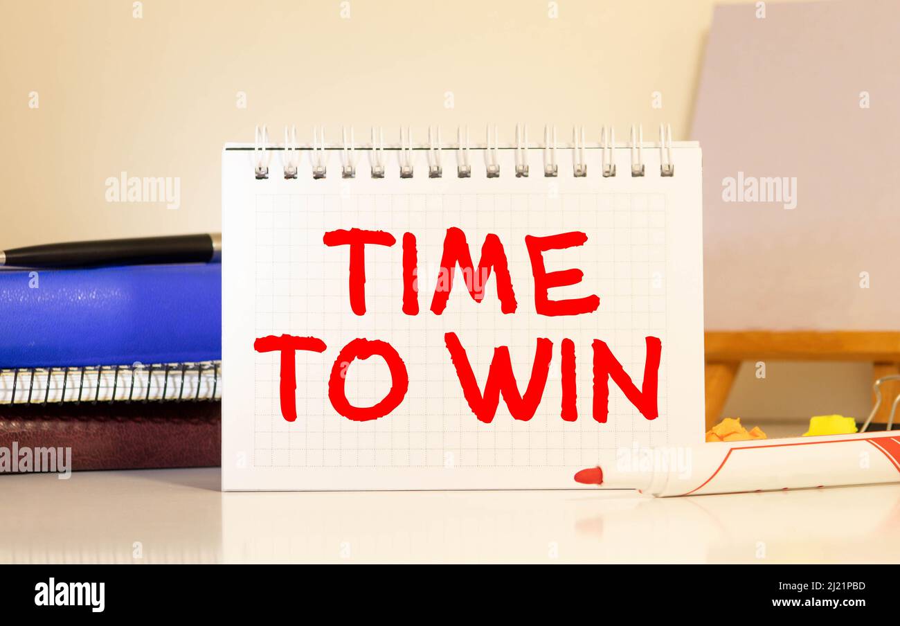 Text on notepad Time to win. Business Concept Stock Photo - Alamy