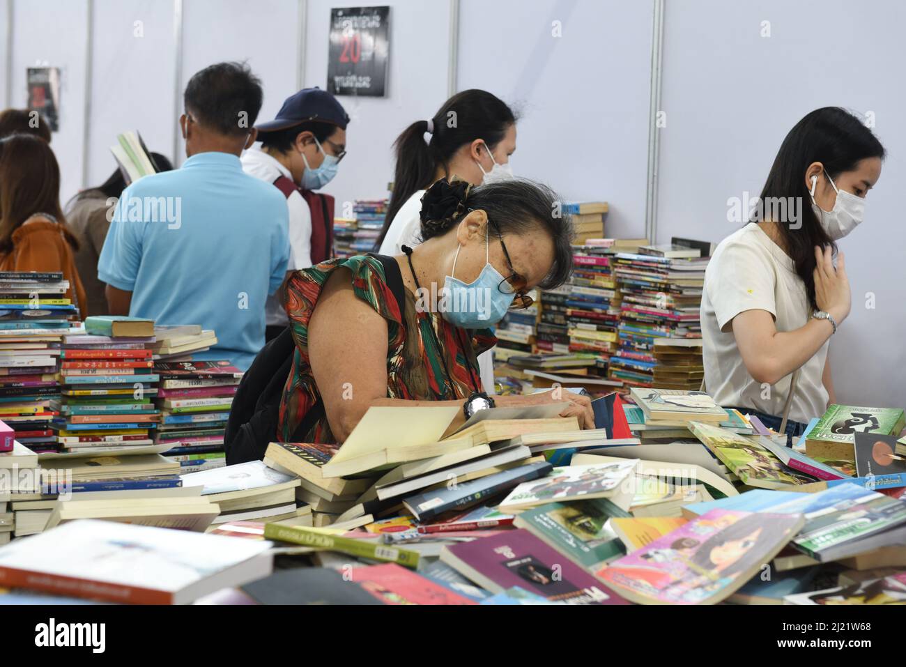 Atmosphere, people enter, events the 50th National Book Week and the ...