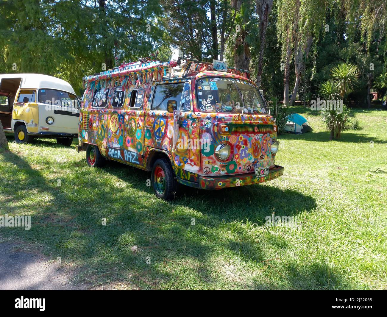 Flower power vw camper van hi-res stock photography and images - Alamy