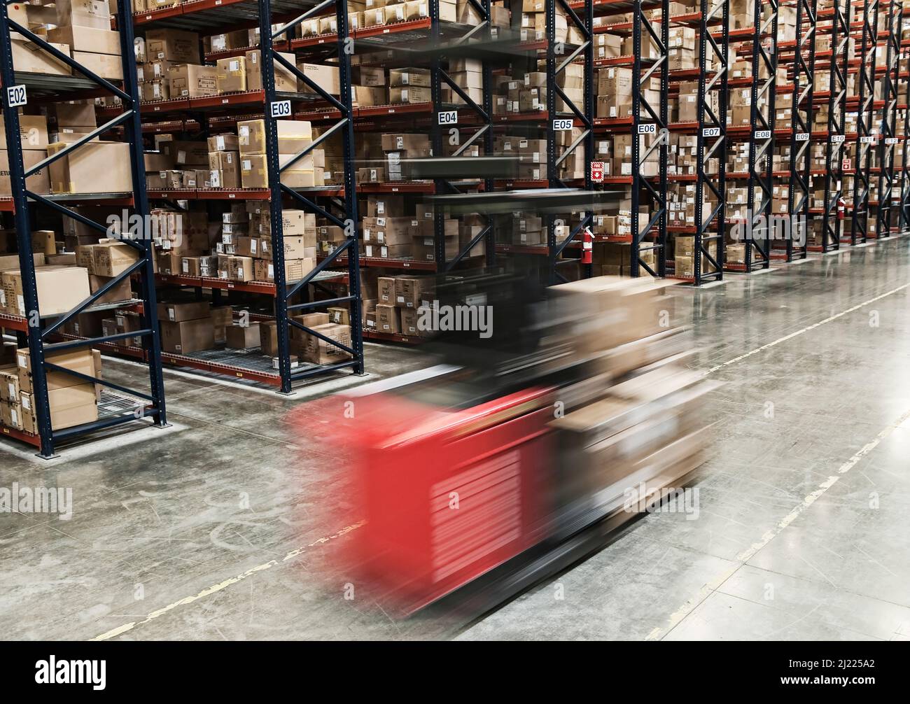 Cardboard boxes on pallets hi-res stock photography and images - Alamy