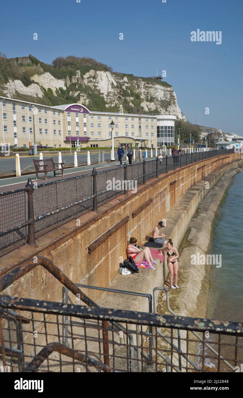 Dover promenade hi-res stock photography and images - Alamy
