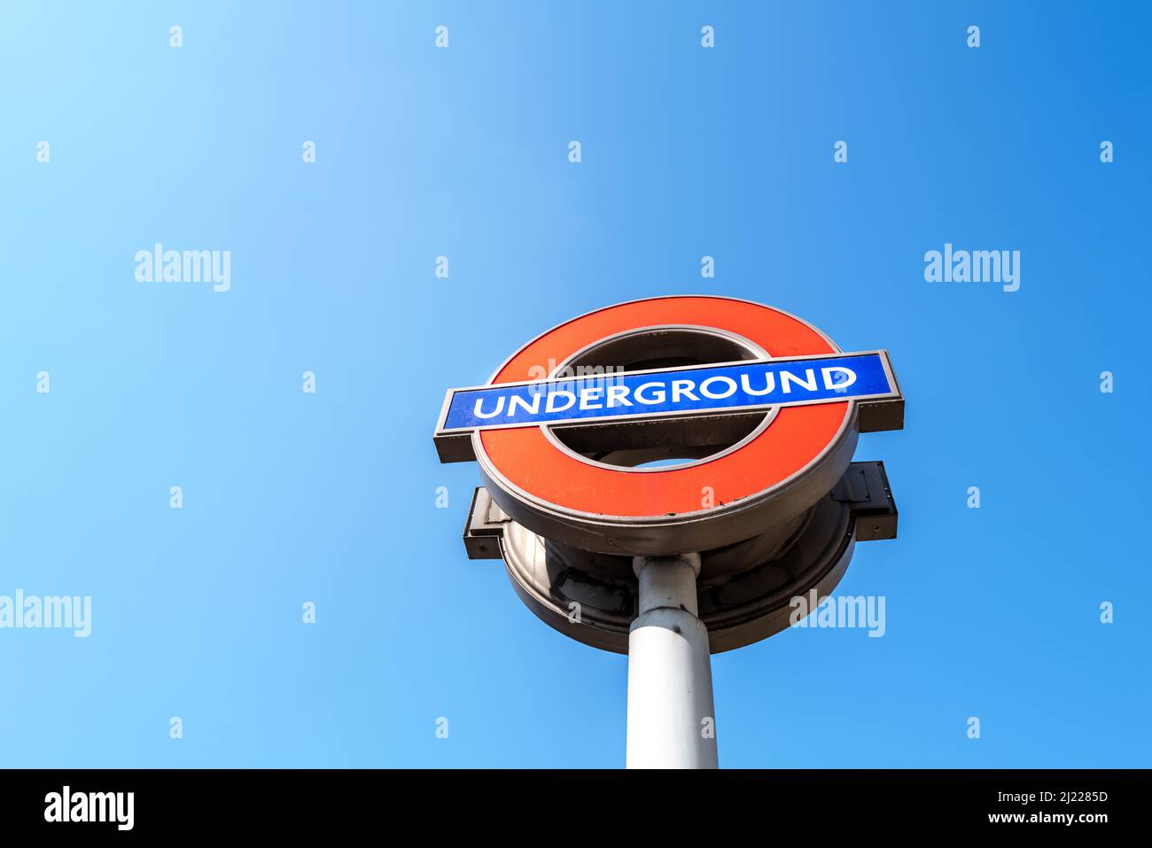 London underground roundal hi-res stock photography and images - Alamy