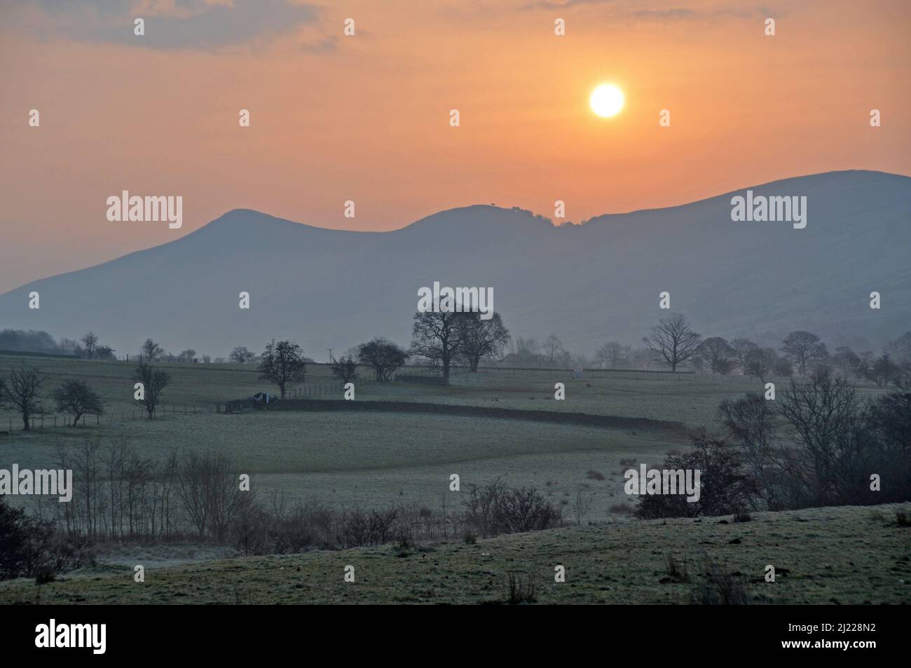 Edale sunrise, Derbyshire, featuring the Mam Tor skyline from Barber ...