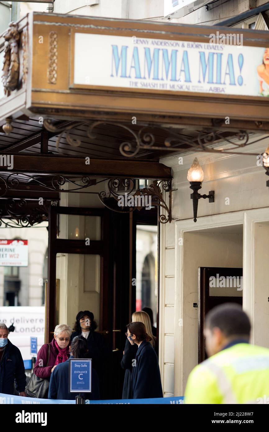 Theater queue hi-res stock photography and images - Alamy