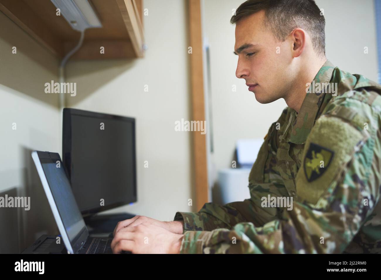 Soldier using computer hi-res stock photography and images - Alamy