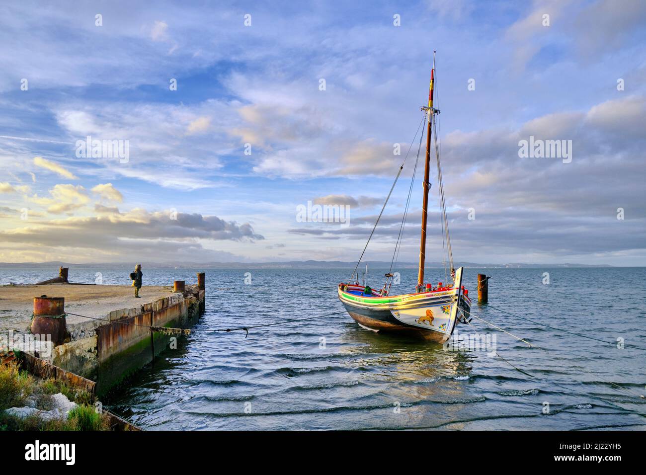Bote tradicional hi-res stock photography and images - Alamy