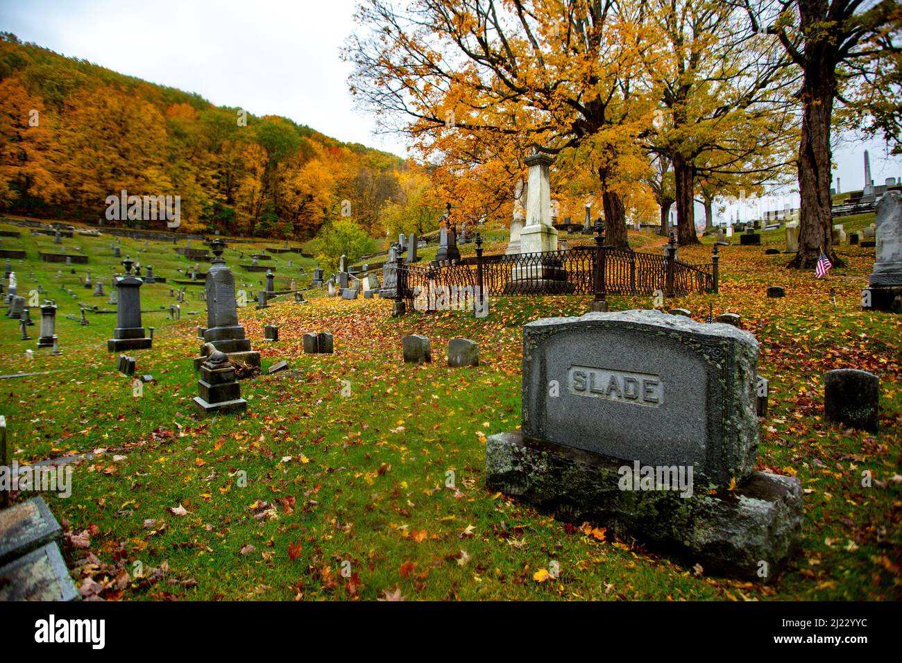Cemetery in fall hi-res stock photography and images - Alamy