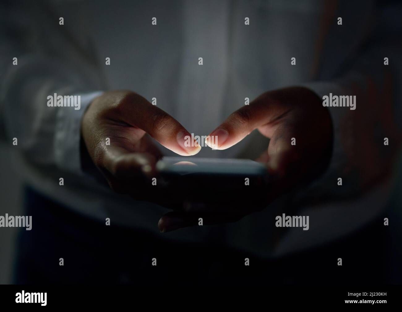 Phone fingers night hi-res stock photography and images - Alamy