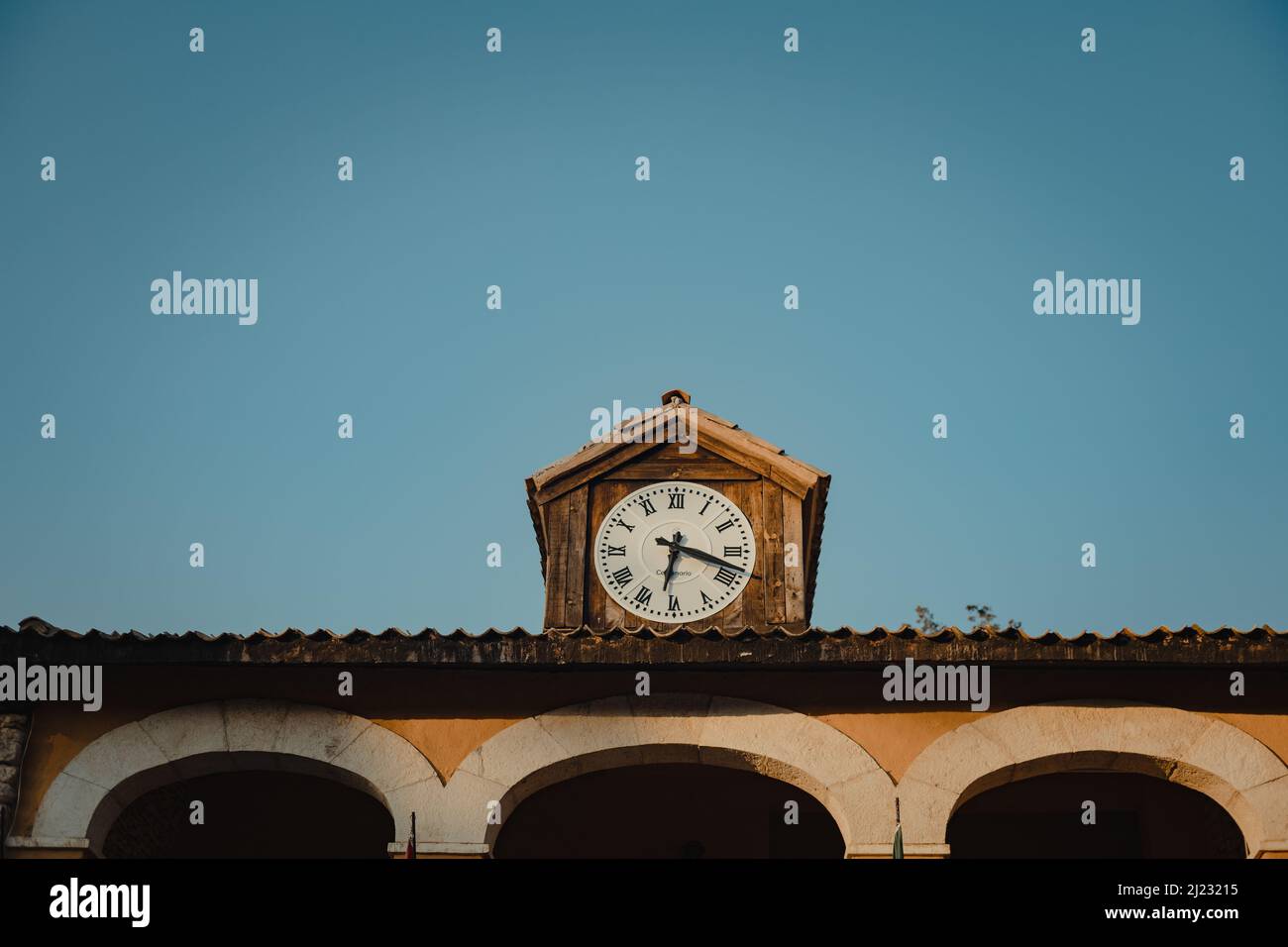 Old fashioned mechanical clock hi-res stock photography and images - Alamy