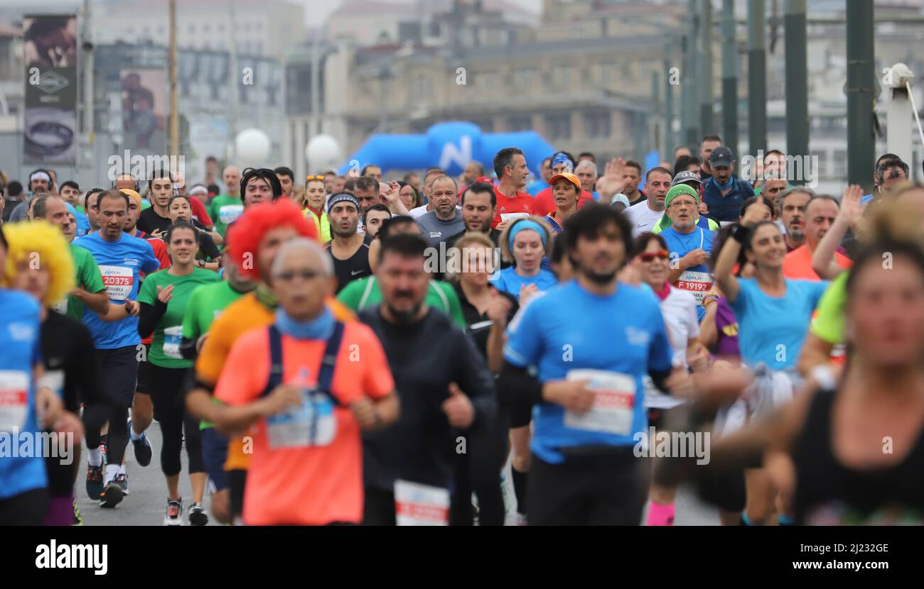 ISTANBUL, TURKEY - NOVEMBER 07, 2021: Athletes running in 43. Istanbul ...