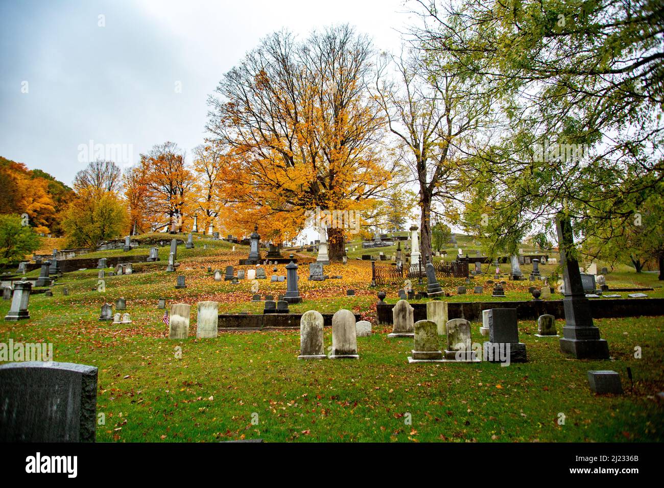 Cemetery in fall hi-res stock photography and images - Alamy