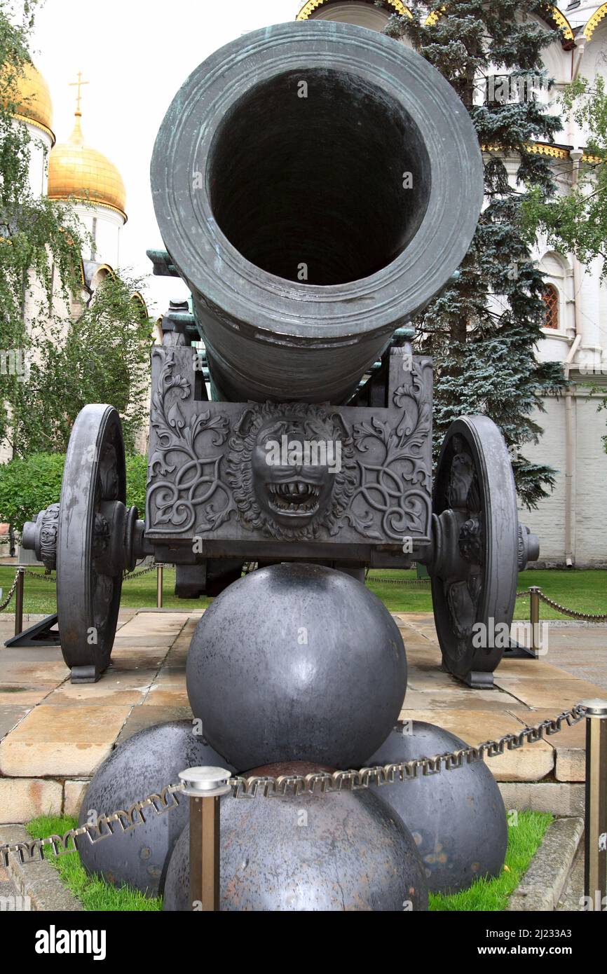 Ancient gun in Moskow Kremlin in the summer, Russia Stock Photo - Alamy